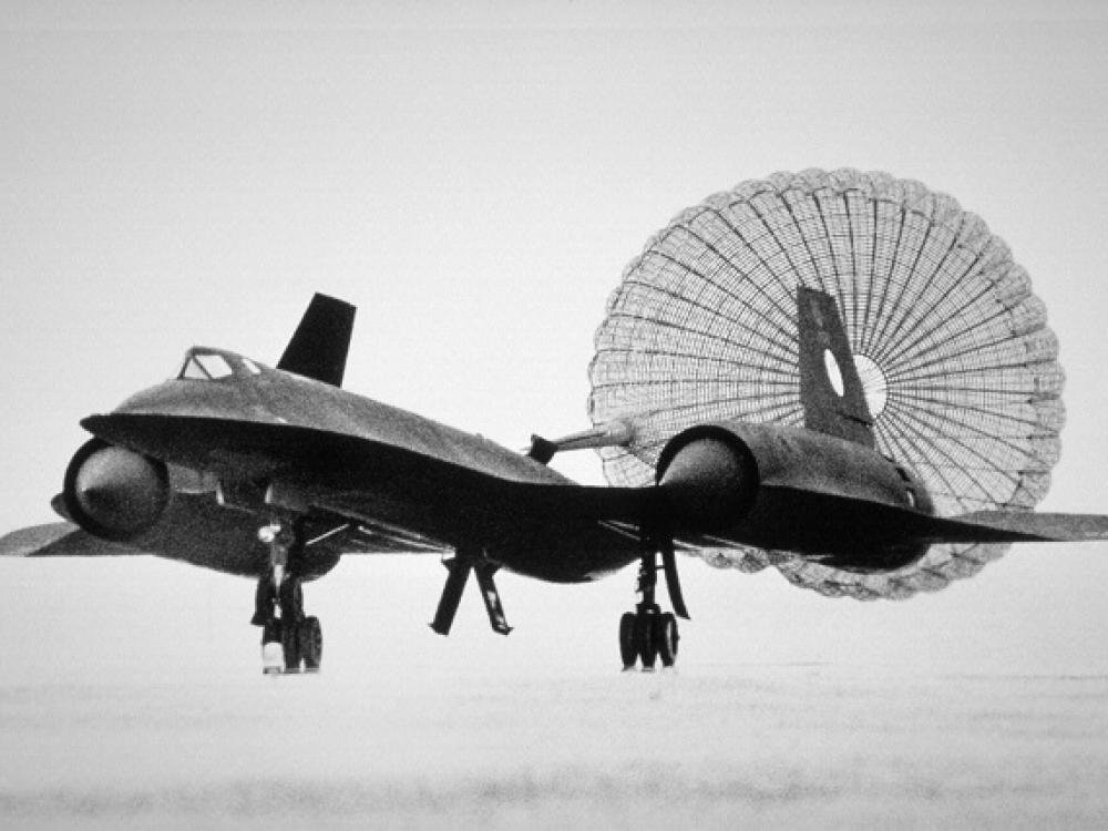 From the Archives: Lockheed SR-71 Blackbird Using Drag Chute During Landing
